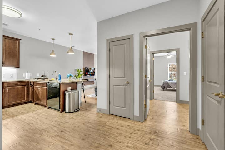 Work-friendly Downtown 1br | Pool + Fast Wifi - Indianapolis