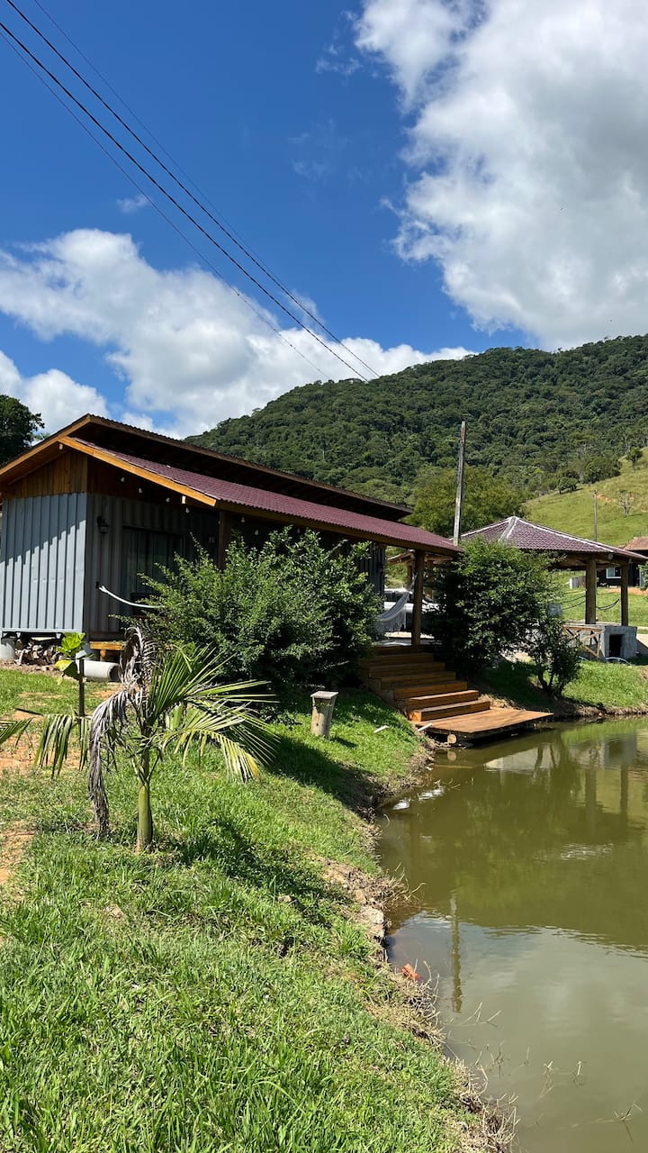 Refúgio à Beira Do Lago Com Rede E Vista. - Gaspar
