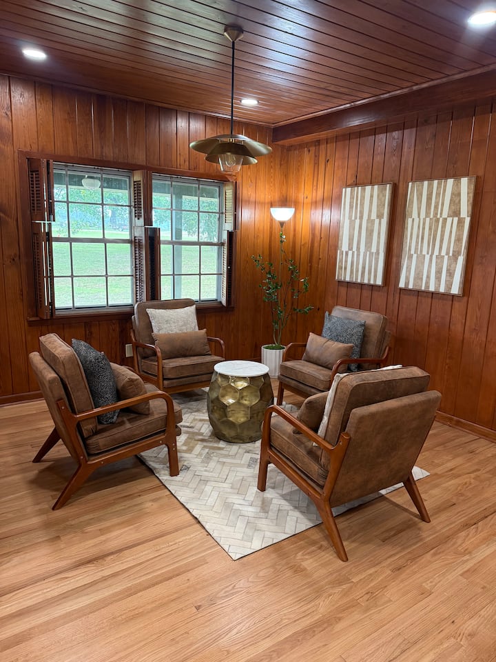 The Farmhouse
Minutes To Sfa/20 Min To Wsd - Nacogdoches, TX