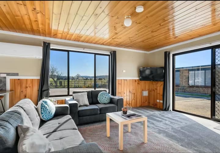 Family Home Away From Home. (Sleeps 7) - St Helens