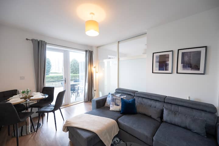 Stylish Stay For 4 | Parking + Private Patio - Chatham