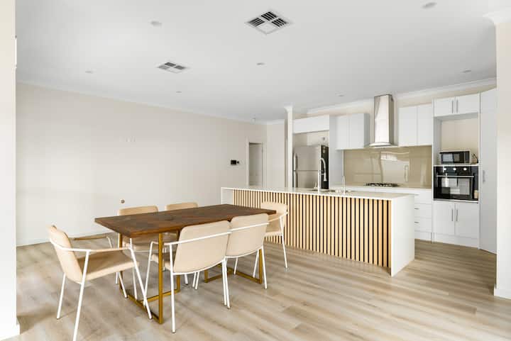 Brand New 4br Retreat | Stylish And Spacious - Two Wells