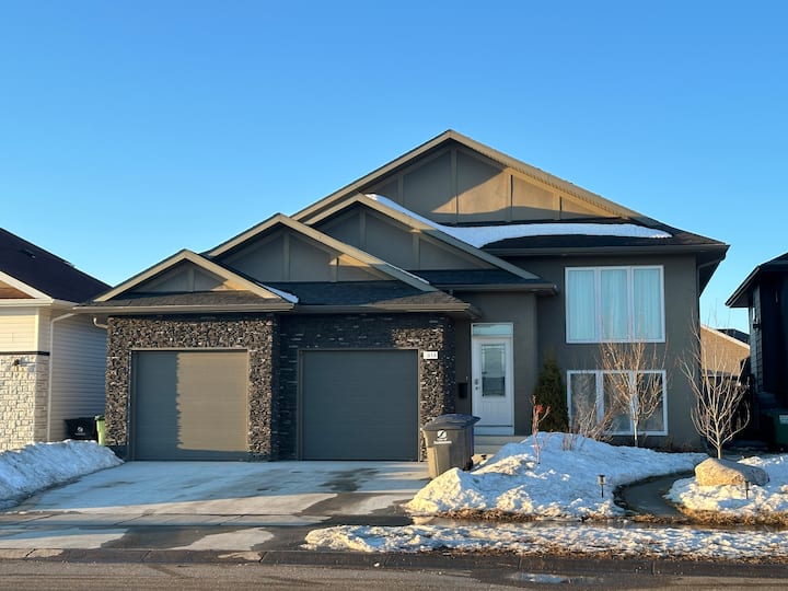 Maple Warm Home · 3br Family Stay - Saskatoon