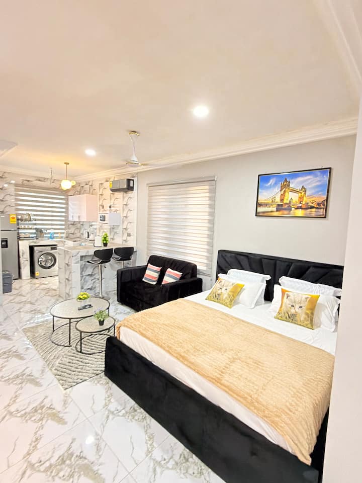 Luxury Studio| Island Kitchen Oasis| Cozy Retreat| - Ghana