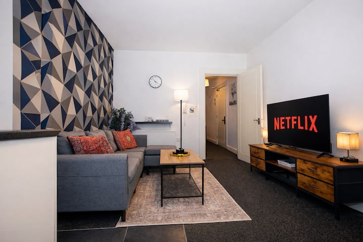 Stylish 2br Apartment • Free Parking • City Access - Salford