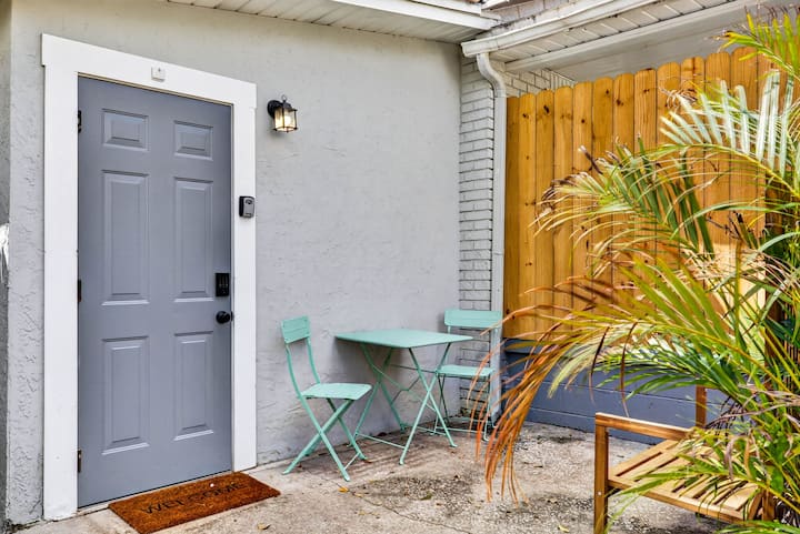 The Alva Tiny Retreat- Free Parking And Cozy! - Tampa, FL