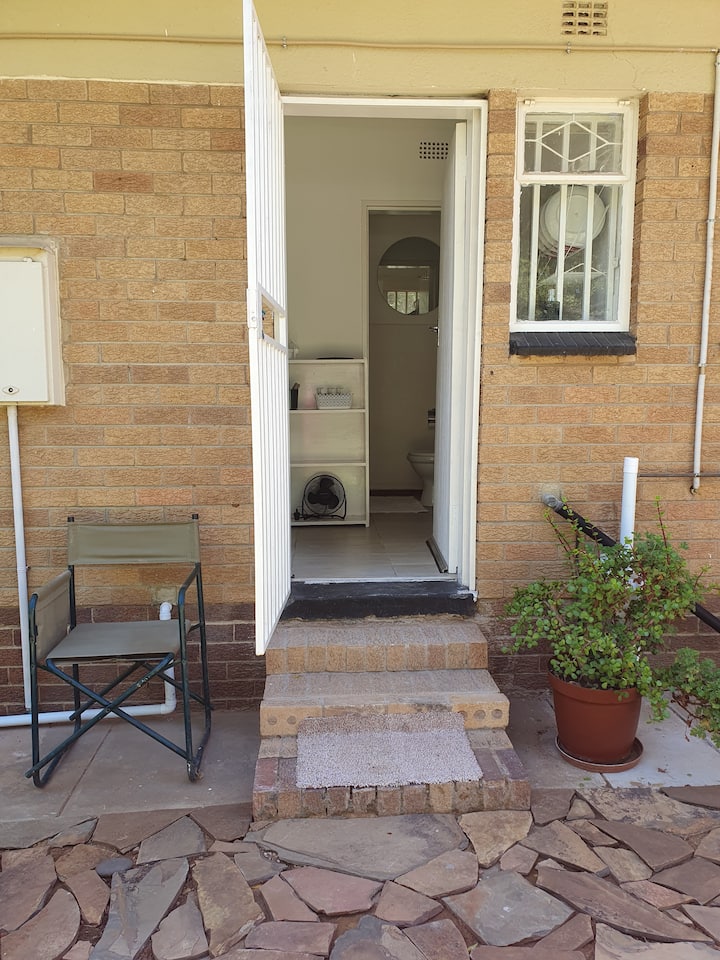 Artnebula/unit
 Ezra/small Selfcatering - Vredefort