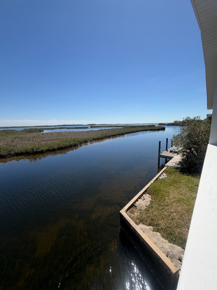 Modern Beach House 2 Minutes To Pine Island - Pine Island, FL