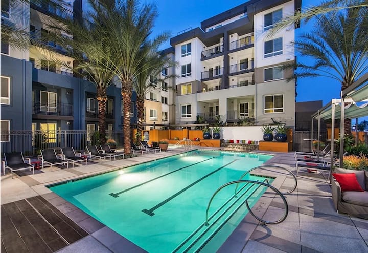 Hollywood Sign View 1bdrm Pool, Gym, Free Parking - West Hollywood