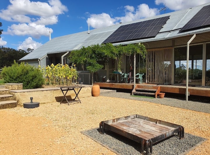 Rustic Off-grid Farmhouse Escape - Pet Friendly - Lancefield