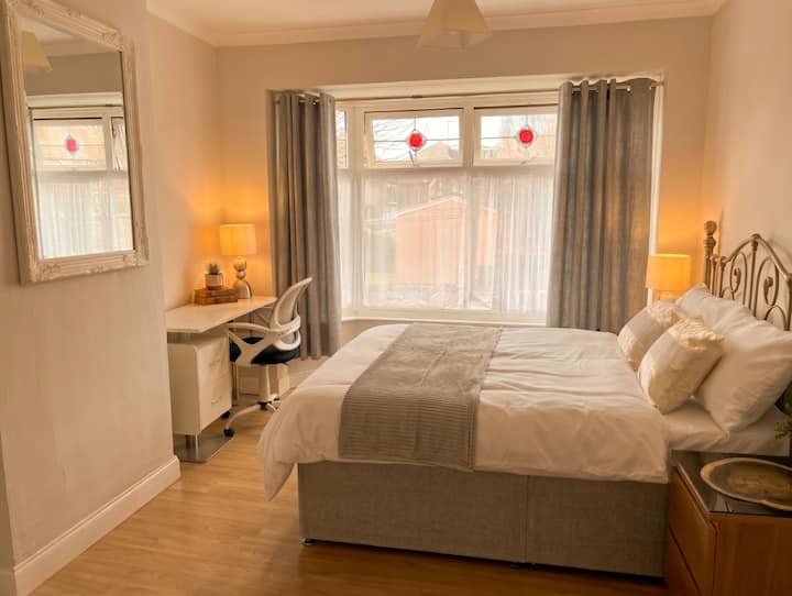 Tharsh’s Peaceful Escape Double Room - Coventry