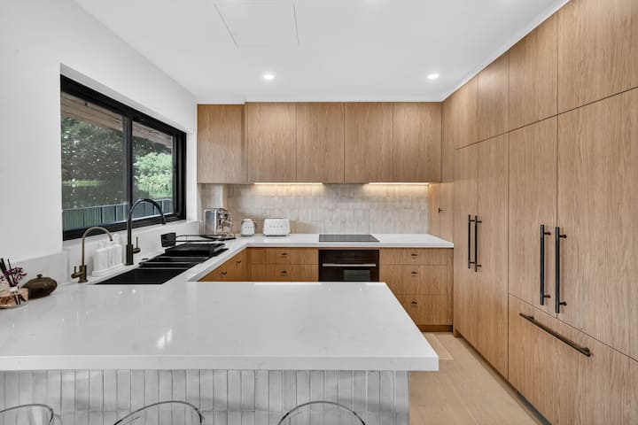 Spacious North Bondi Apt W/ Balcony Near Beach - 본다이비치