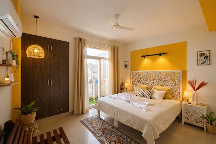 Sunlit Romantic Stay | Balcony Gym & Pool Near Taj - Agra