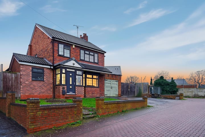 Woocote House Spacious Retreat & Parking - Wolverhampton