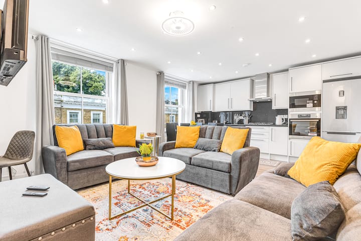 Air Conditioned | Modern |
King Bed | Sleeps 11 - London