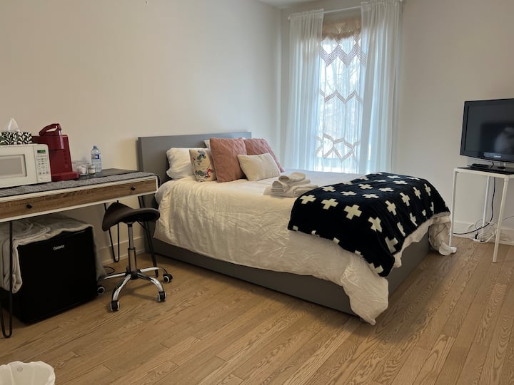 Double Bed For 1 Guest In Peaceful Space - Ottawa
