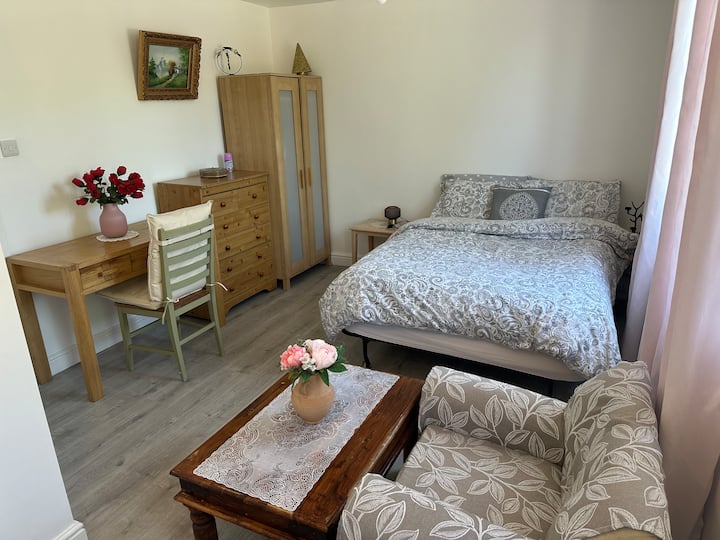 London Stylish Studio Flat In A House+free Parking - Hounslow