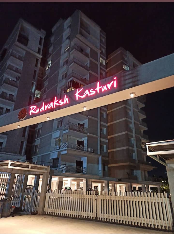 Supra Stays Home Away From Home - 波帕爾