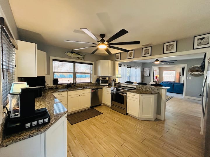Bay Breeze Stays-upgraded, Spacious St. Pete Home - St. Petersburg, FL