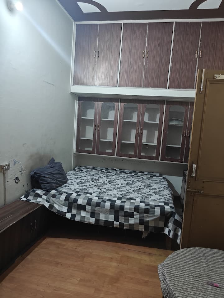 Good Room With Attached Bathroom And Garden - Patiala