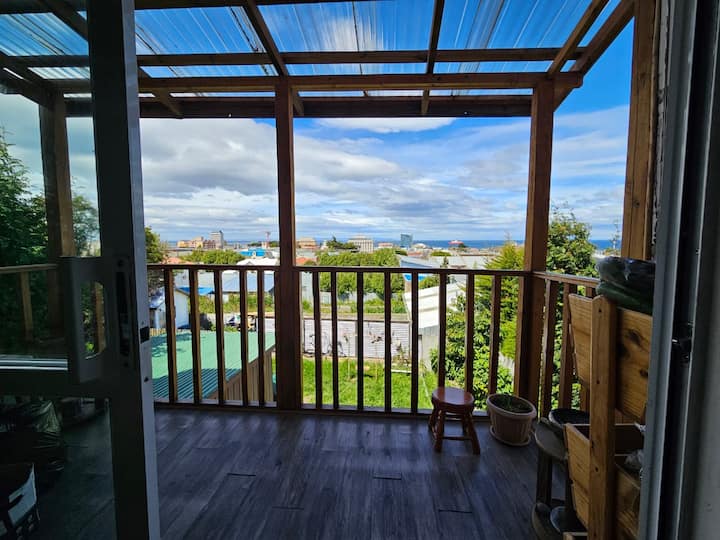 Casa Con Balcón Y Vista Al Estrecho- - Punta Arenas