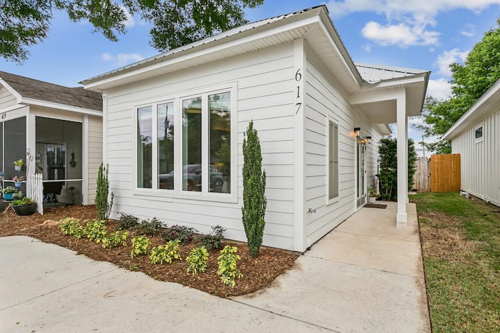 The Cozy Cottage | Minutes To Downtown & Beaches - Pensacola, FL