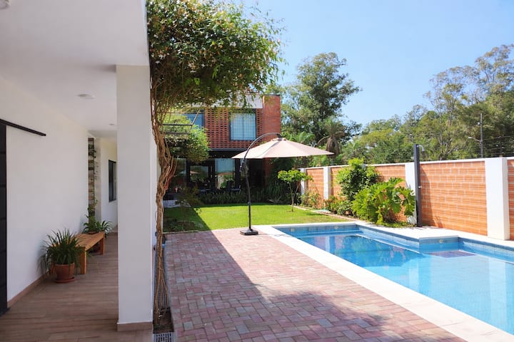 16 Huésped Casa Espaciosa: Quincho Piscina Juegos - Paraguay