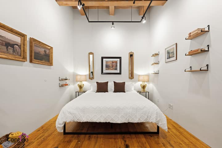 Historic Art Loft | Walk To Rogers | Free Parking - Canada