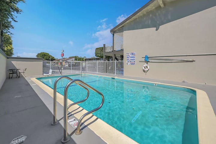 Downtown Woodland 2 Queenbed Studio W/pool - Woodland, CA