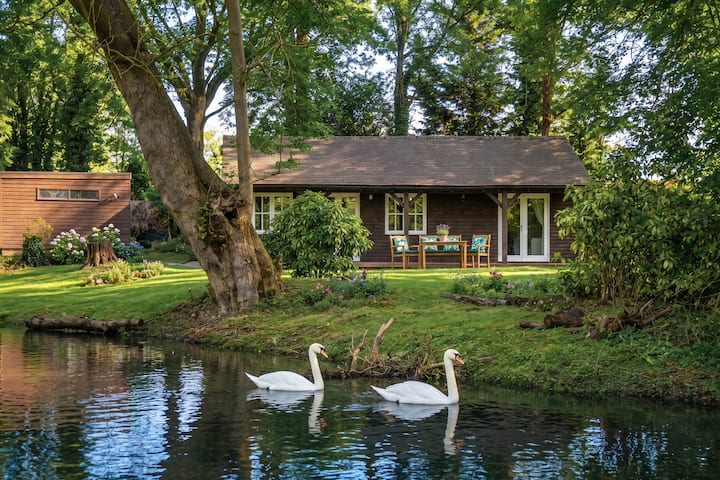 Riverside Chalet In Watford | Parking - Watford