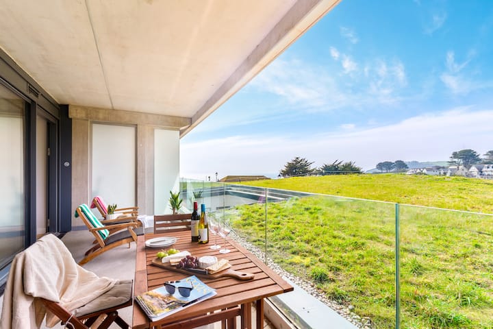 Sea Views With Balcony & Parking | 8 The Liner - Falmouth