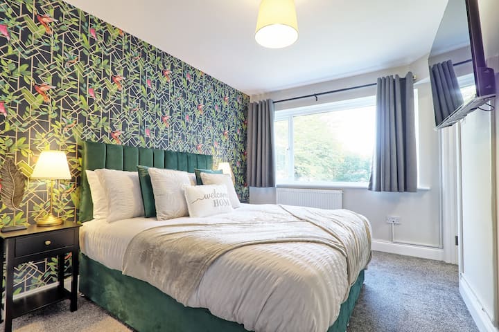5-bed Home | Sleeps 10 | Parking & Wifi - Colchester