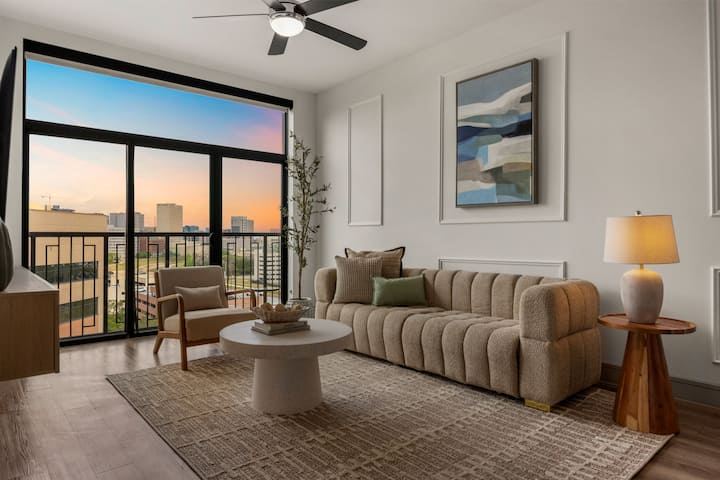 Lux King Med Center • Nrg • Pool •Gym• Movie Room - United States