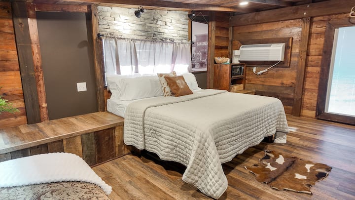 Loft 1 Unique Farm Stay Overlooking Watusi Cattle - Jacksonville