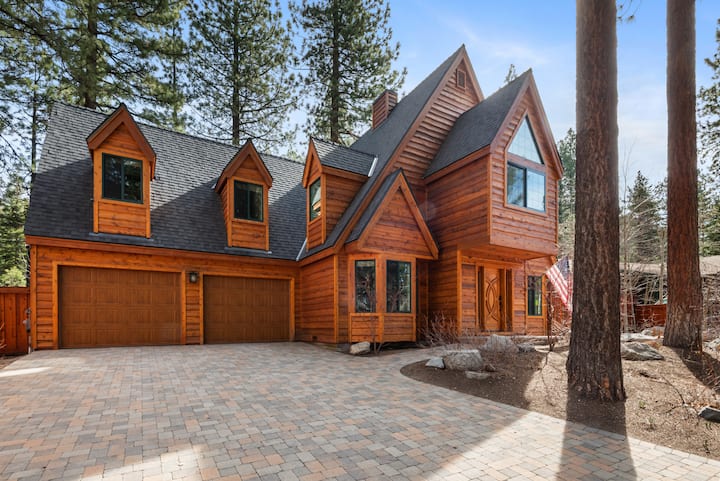 Stylish & Spacious Tahoe Retreat For Families - Stateline, NV