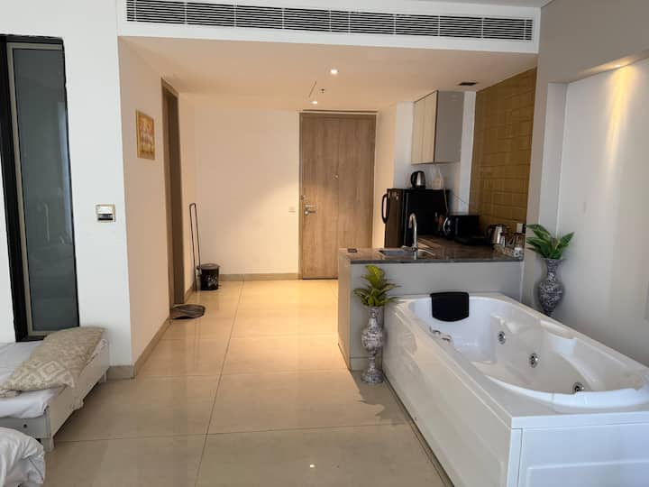 The Jacuzzi Suite: Infinity Pool & Peaceful Stay - Gurugram