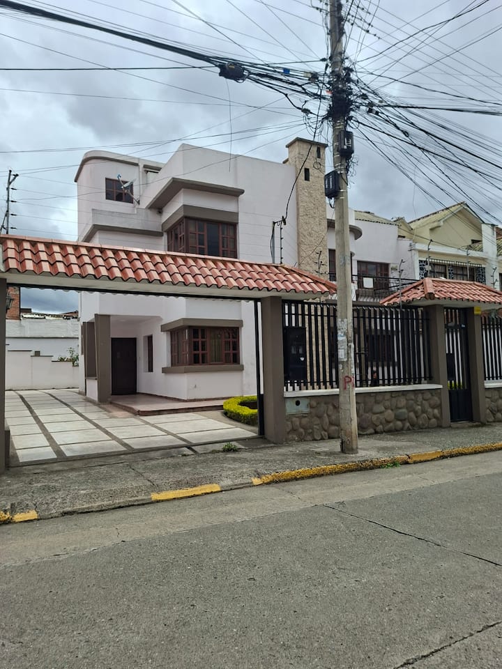 Casa Cómoda Céntrica Dos Pisos - Cuenca