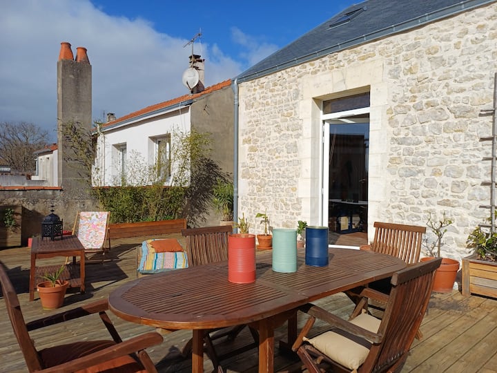 Maison De Caractère Avec Terrasse Et Jardin - La Rochelle