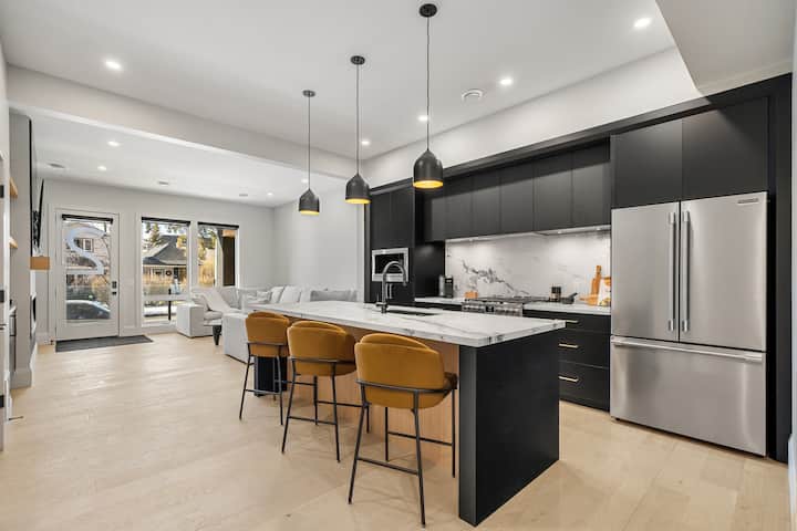 Luxury 2 Bed | Garage | Min To Dt | Ac - Calgary