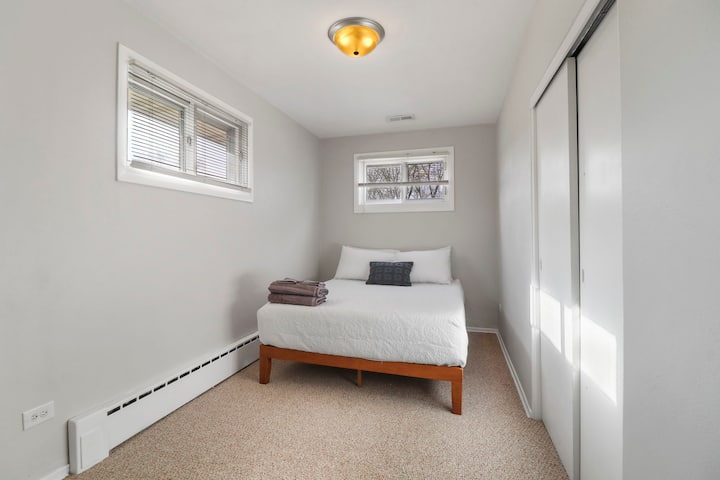 4bdr 1.5bth Townhouse | Beach Park - 5 Queen Beds - Waukegan, IL