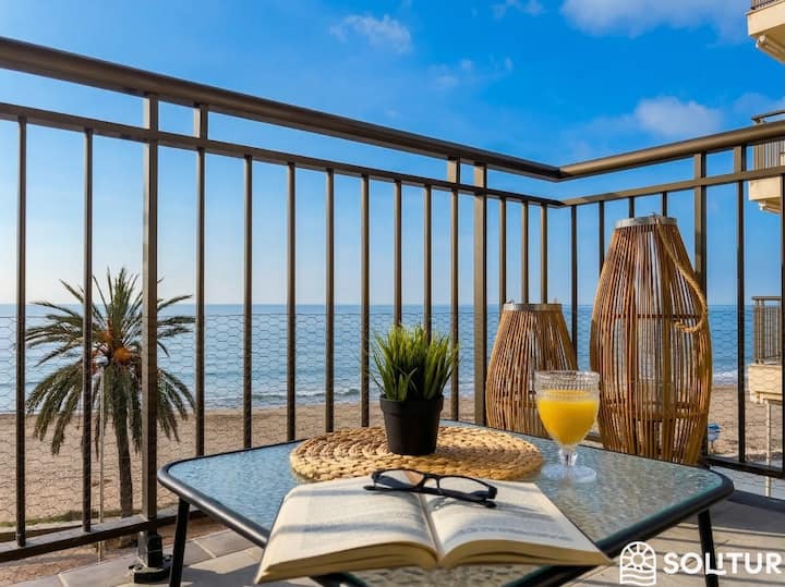 Primera Línea Mar En Cunit Con Terraza Y Piscina - Cubellas