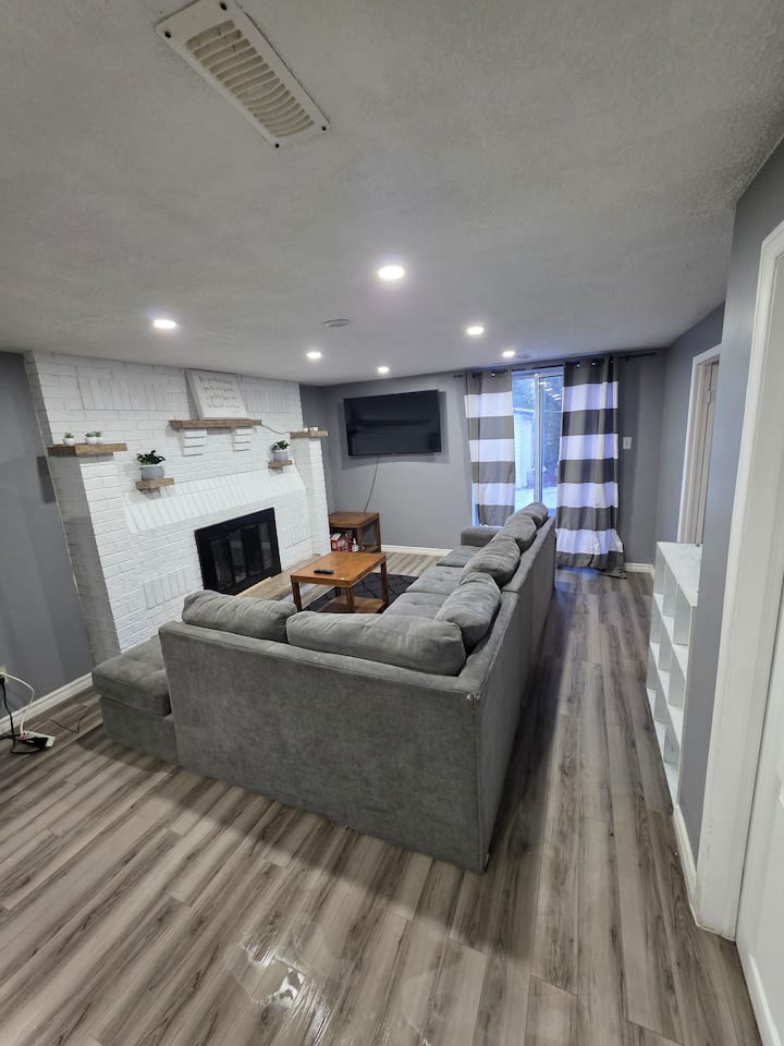 Bright & Cozy 2-bedroom Main Floor Suite - Brampton