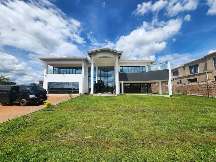 Luxury 5br| All En-suite |Designer Ktcn + Scullery - Zimbabwe