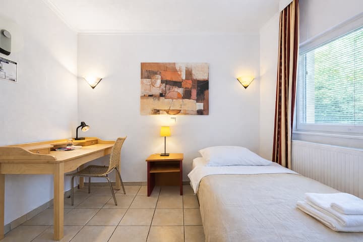 Airport Messe Villa Single Room - Düsseldorf