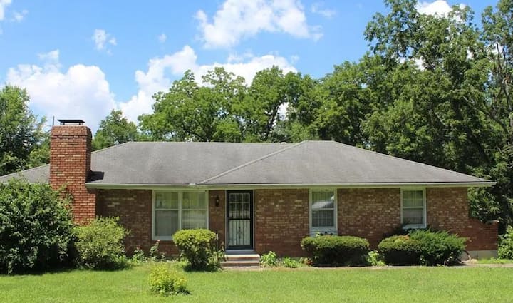 Bobcat Roost - Country Livin' In The City! - Independence, MO