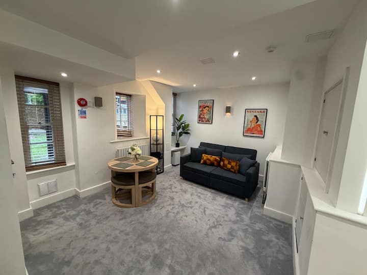 Modern Studio Flat With Private Garden - Crowborough