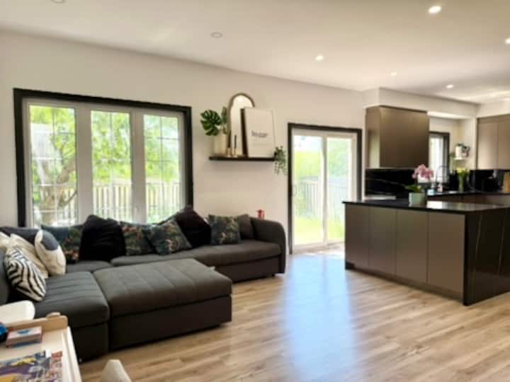 Modern Spacious Family Home (Beside Pan Am Centre) - Pickering