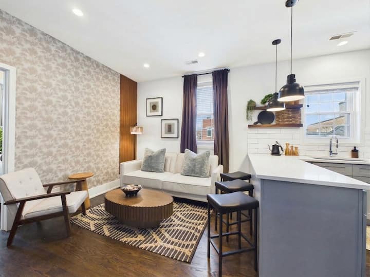 Chic Urban Oasis: Private Parking + Chef's Kitchen - Fuller Park - Chicago