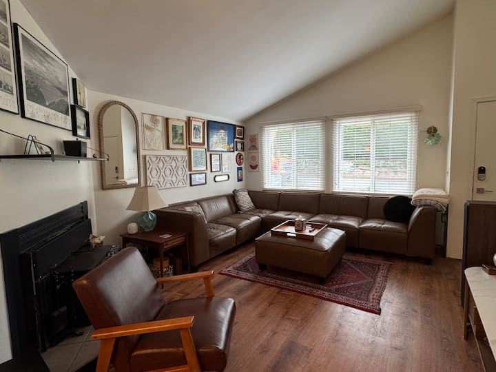 Artsy Mid-century Modern Getaway - Des Moines, WA