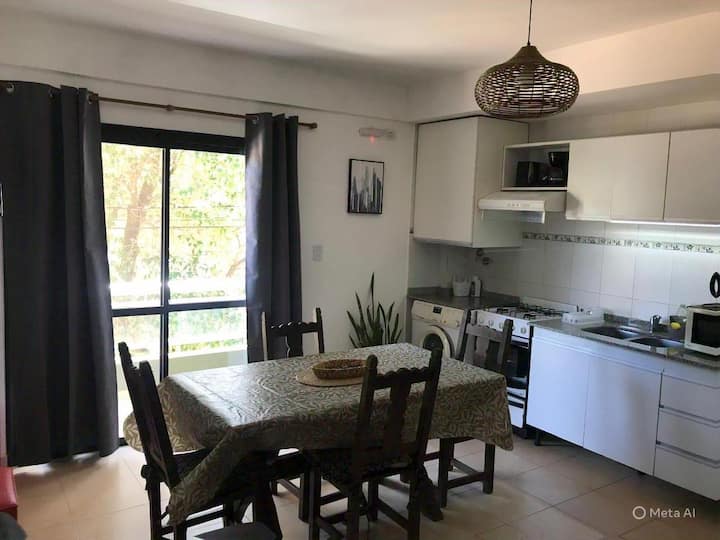 Dpto. Un Dormitorio Con Cochera A Mts. Del Río - Colón